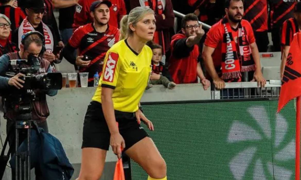 "Mostrar que somos capazes", diz árbitra brasileira que está na Copa do ...