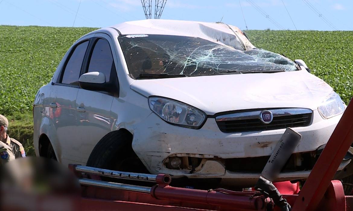 Carro capota com gestante de oito meses na PR-445; mulher não fica ferida
