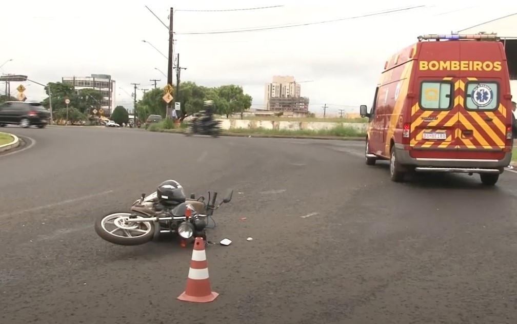 Motociclista fica ferida em batida contra carro na Avenida Leste-Oeste