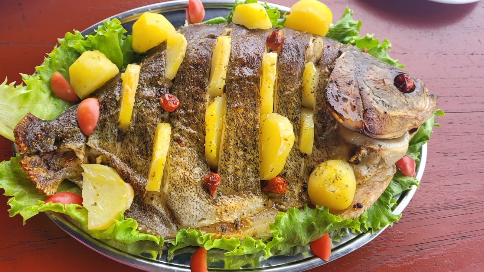 Aprenda a fazer Pacu assado com batatas direto do pesqueiro Marinna's