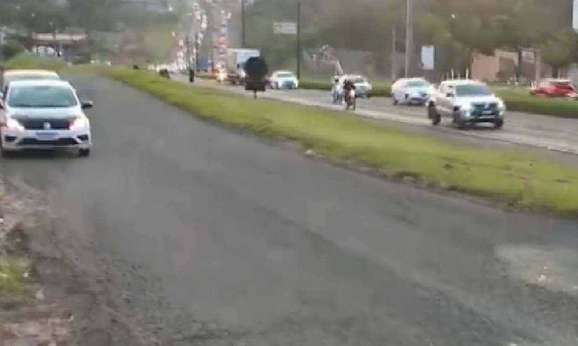 Após reclamações, buracos da marginal da BR-369 são tapados pela Prefeitura