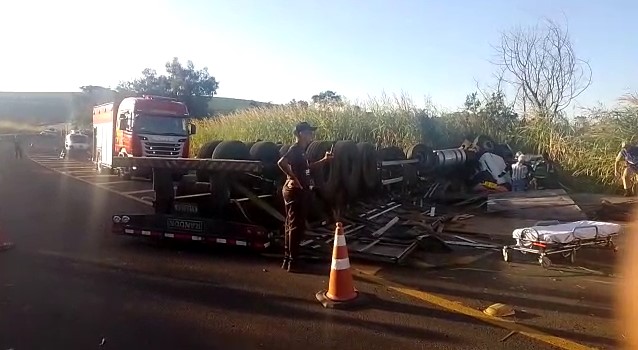 Caminhoneiro perde controle na curva e capota com esposa e filha na PR-445