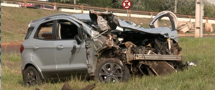 Motorista perde controle e capota carro na marginal da PR-445