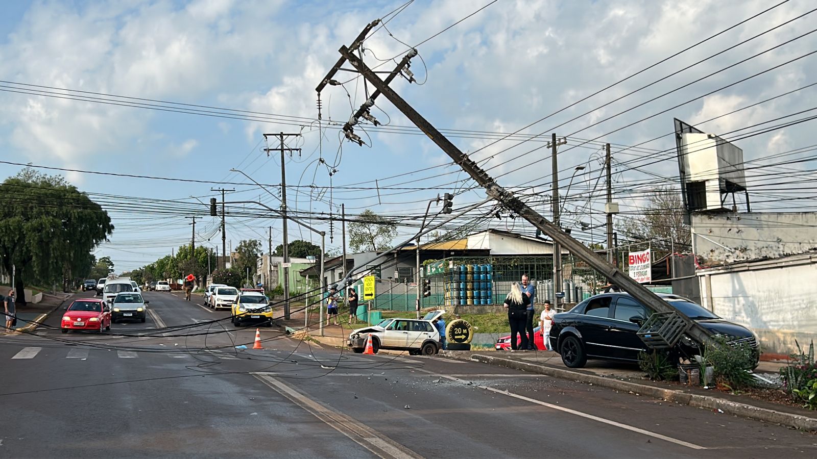 Linea atinge poste de energia após batida com Uno no Periolo