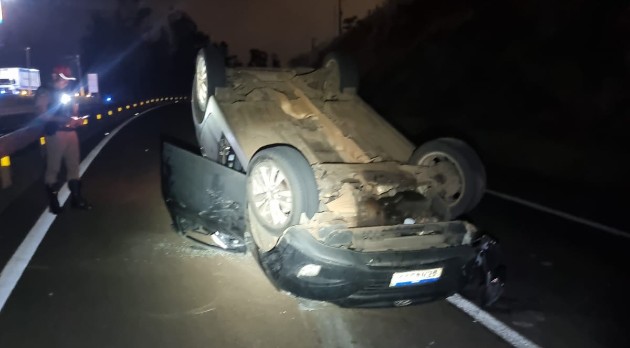 Carro capota em acidente na PR-445 entre Londrina e Tamarana
