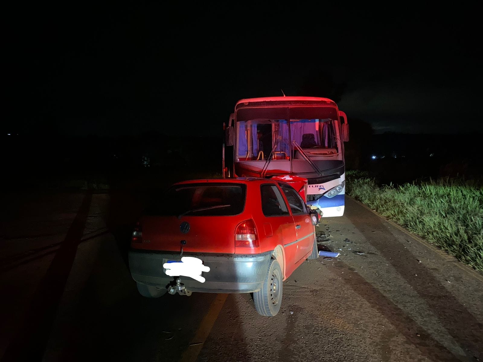Batida frontal entre carro e ônibus deixa homem gravemente ferido na PR 364