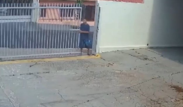 Homem é flagrado furtando moto de dentro de igreja na zona norte de ...