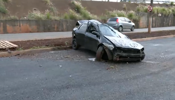 Carro em alta velocidade capota na PR-445 e mobiliza viaturas do Siate