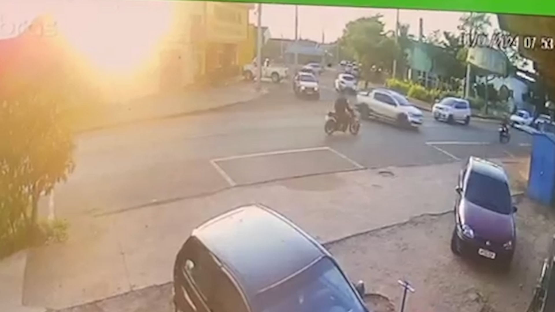 Câmera registra acidente que deixou motociclista ferido na Avenida Tito ...
