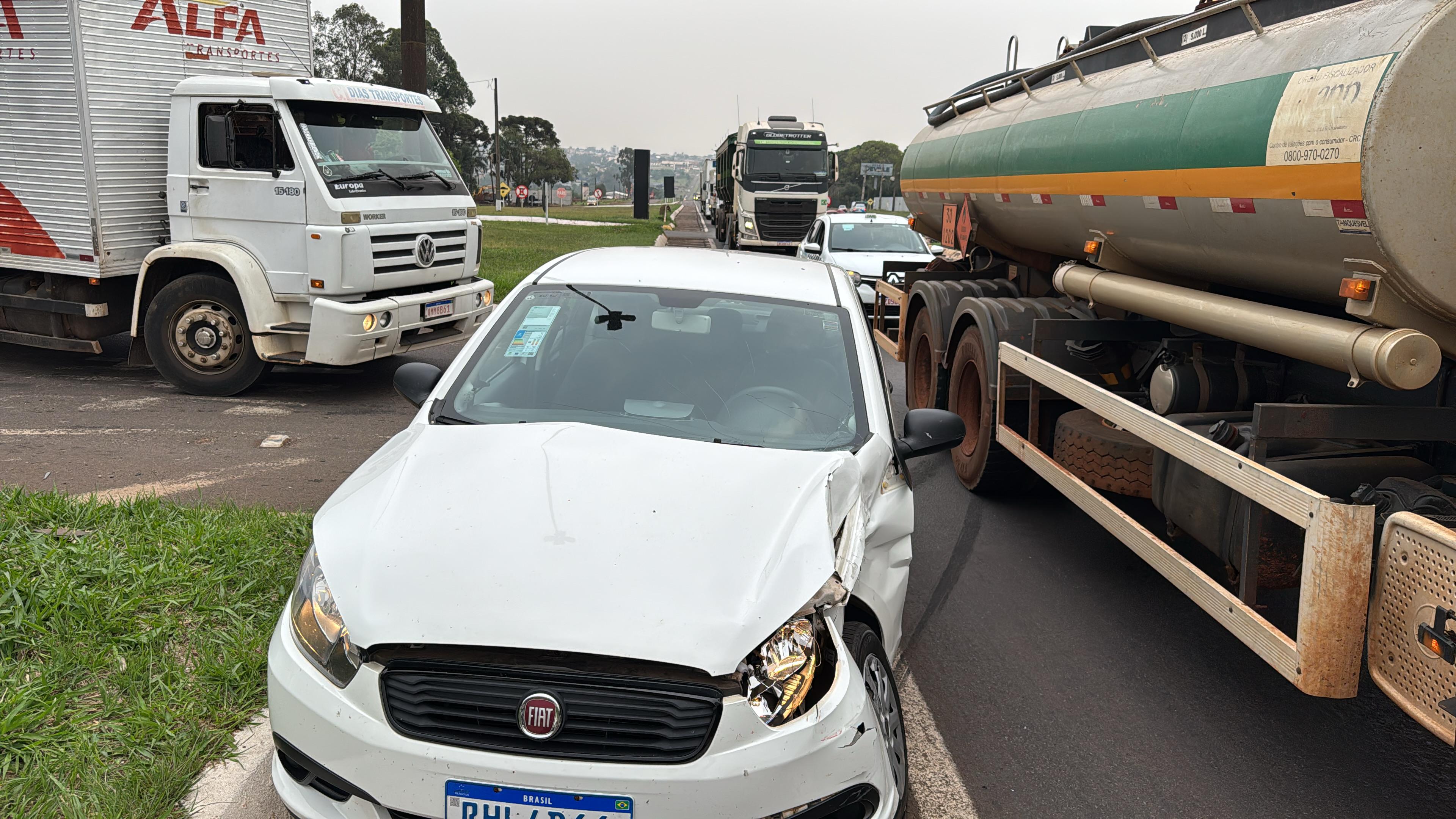 Carro fica danificado após batida contra caminhão na BR-277