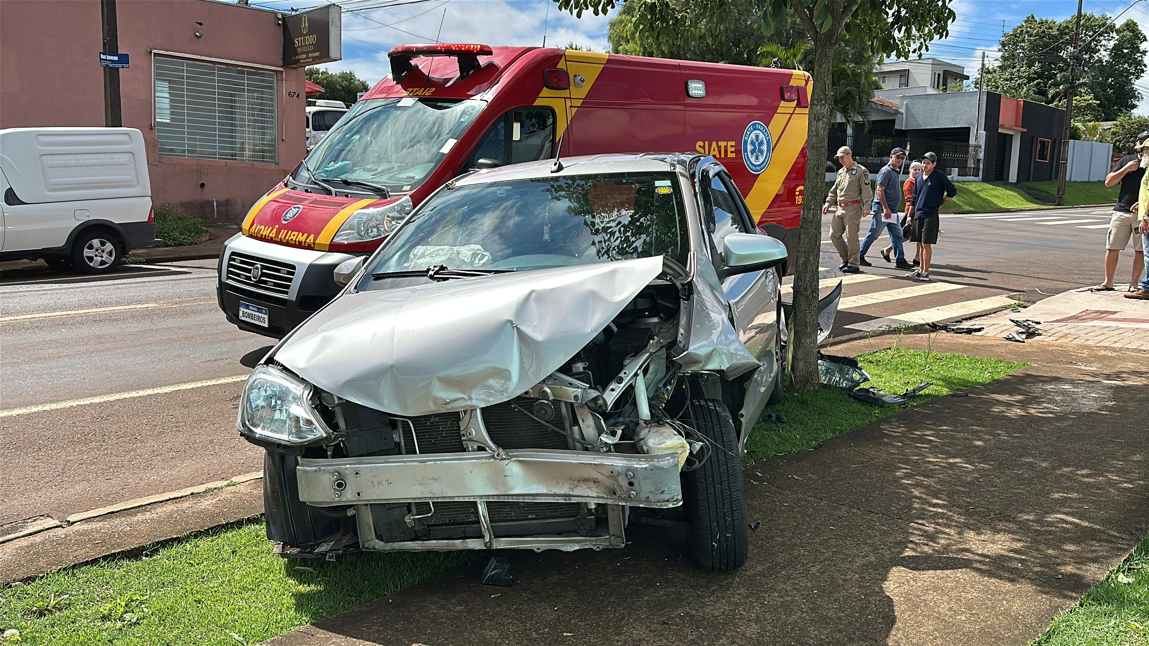 Acidente entre Etios e Peugeot deixa mulher ferida no bairro Periolo