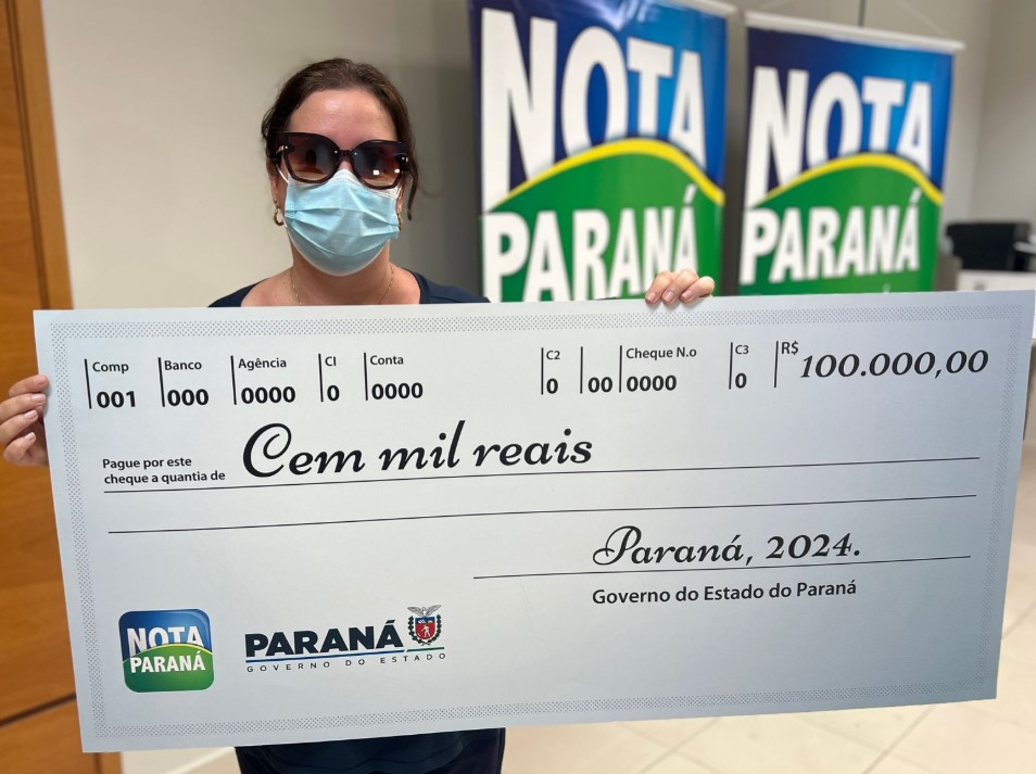 Vencedora do prêmio de R$100 mil do Nota Paraná recebe cheque simbólico