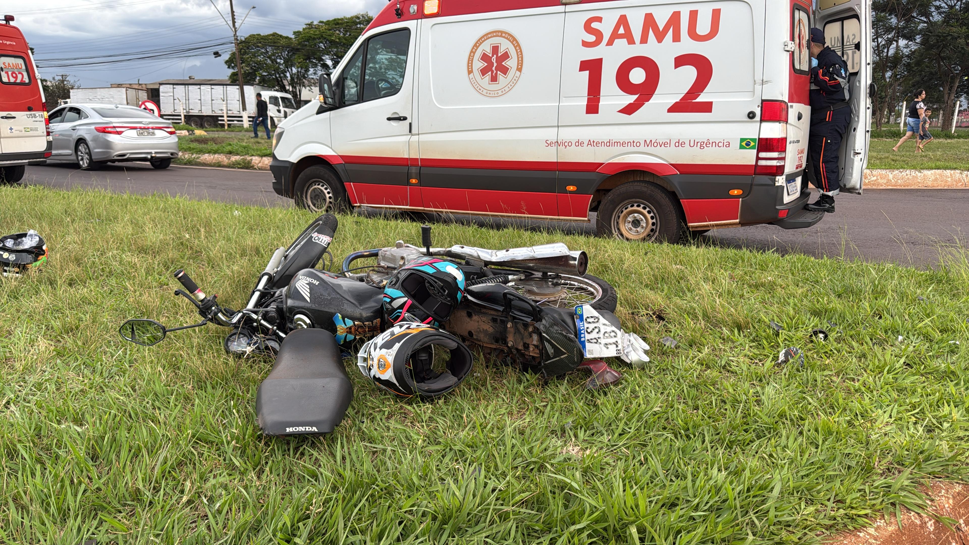 Mulher fica gravemente ferida em acidente entre motocicletas no Trevo do Guarujá