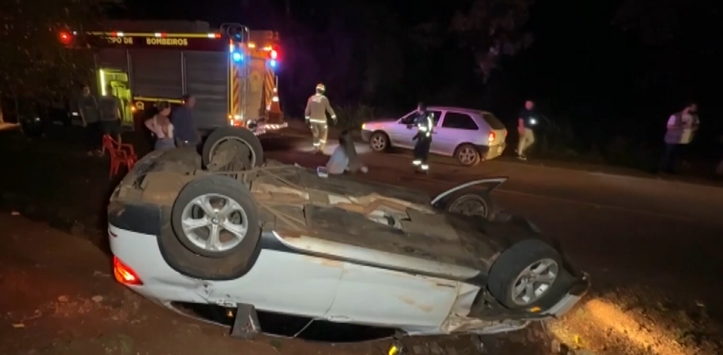 Capotamento na PR-180 em Cascavel deixa quatro feridos; trânsito é prejudicado