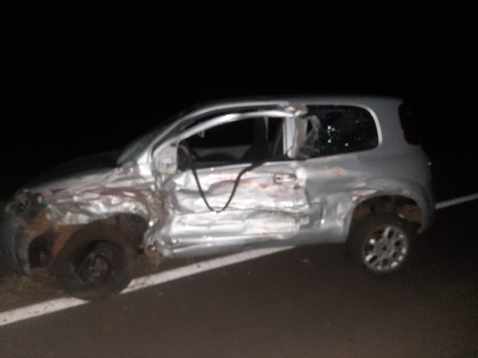 Batida entre três veículos deixa dois feridos na PR-484 em Três Barras do Paraná