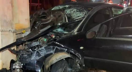 Três pessoas ficam feridas em batida contra poste na Avenida Tiradentes