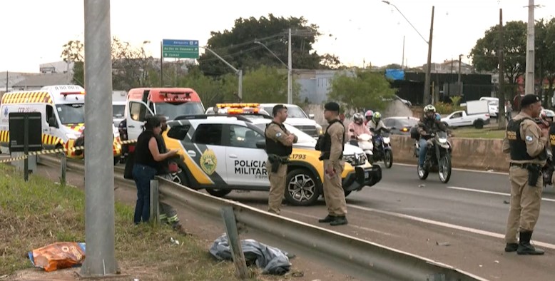 Familiares e amigos se despedem de mulher morta em acidente de trânsito na PR-445