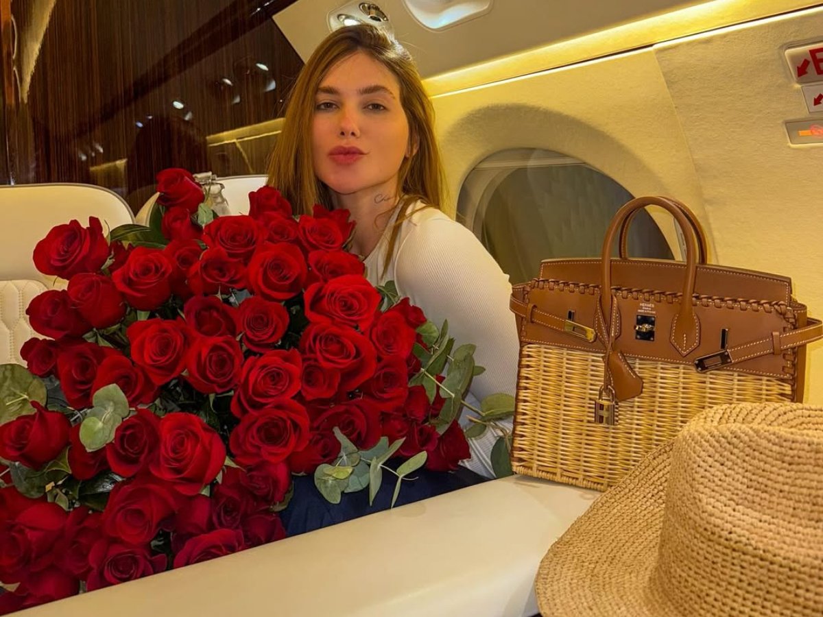 Virginia surge em jatinho e compartilha buquê recebido após flagra com Vini Jr.