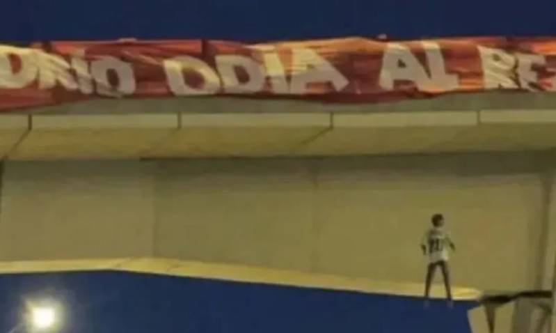 Torcida do Atlético de Madrid "enforca" boneco com camisa de Vini Jr.