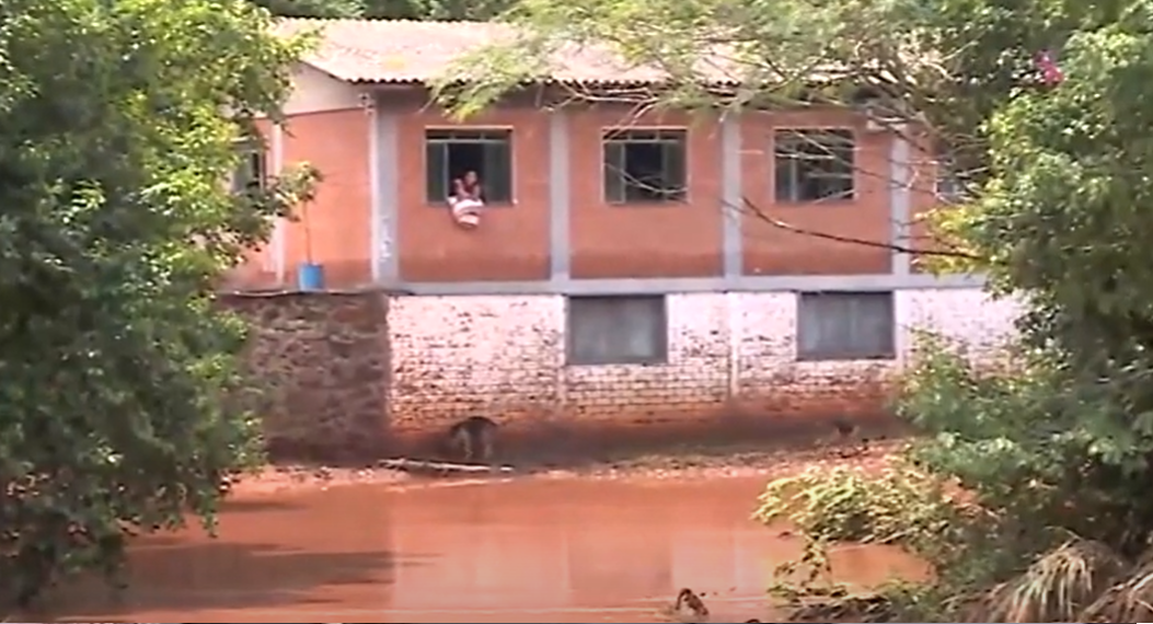 Família fica ilhada após nível do rio subir em Santa Izabel do Oeste