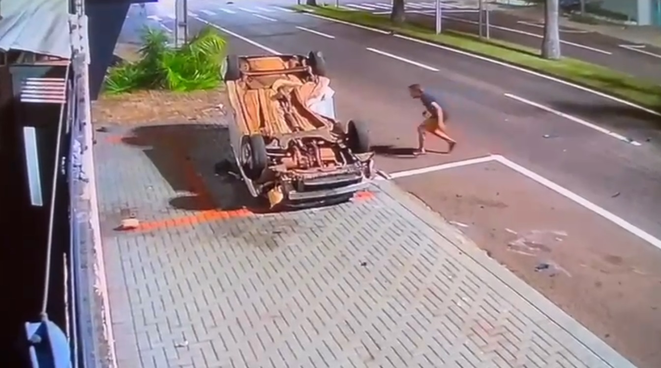 Câmera registra carro capotando após acidente na Avenida Brasil