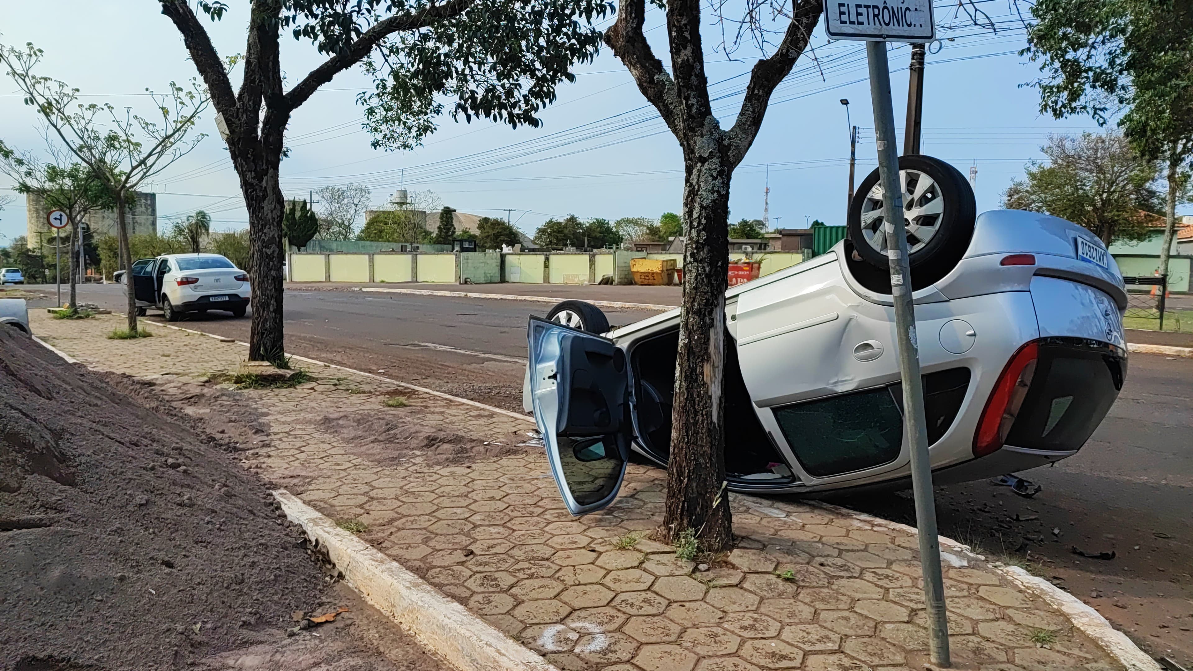 Corsa capota após batida na Rua da Lapa