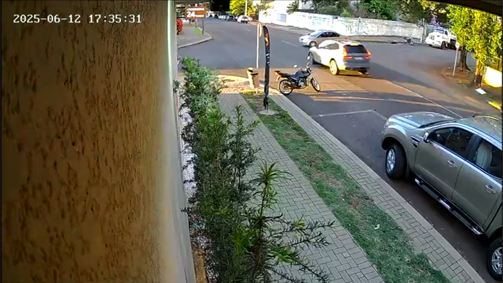 Acidente entre dois carros é registrado por câmera de segurança no ...