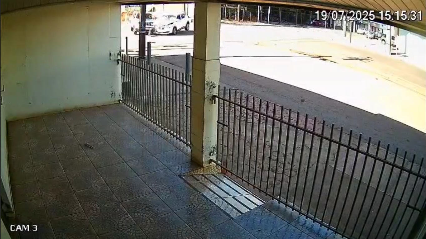 Câmera flagra batida entre carros no bairro Alto Alegre, em Cascavel