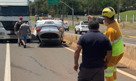 Acidente grave na PR-445: Carro capota em viaduto na zona sul de Londrina