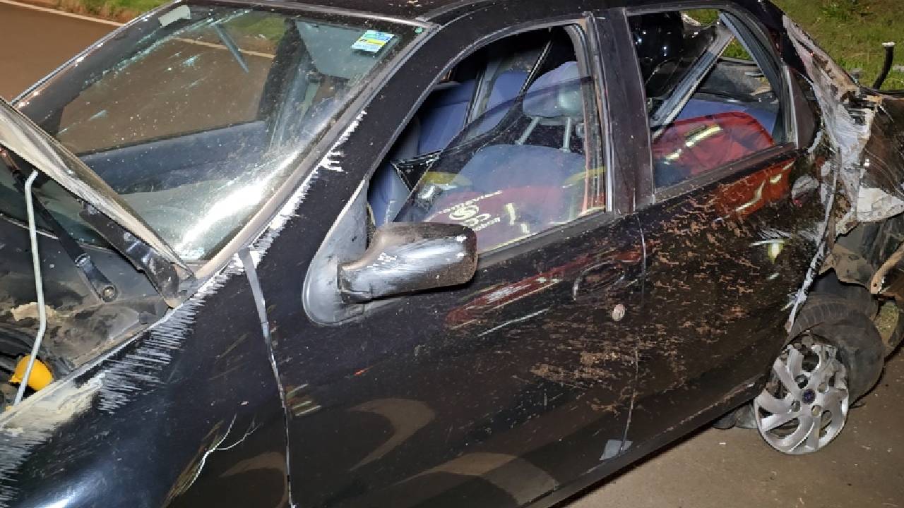 Motorista sem cinto de segurança é ejetada para porta-malas de carro na ...