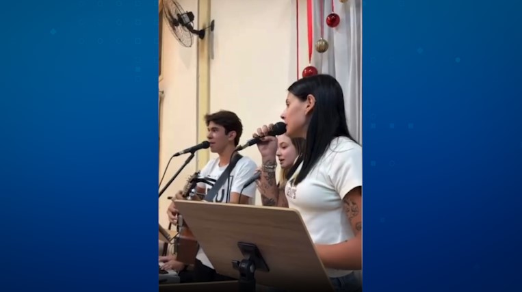 Ana Castela surpreende fiéis ao cantar em coral de paróquia em Londrina