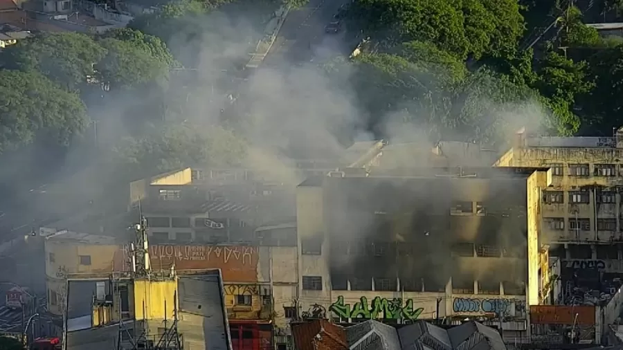 Adulto e bebê morrem carbonizados em incêndio em apartamento