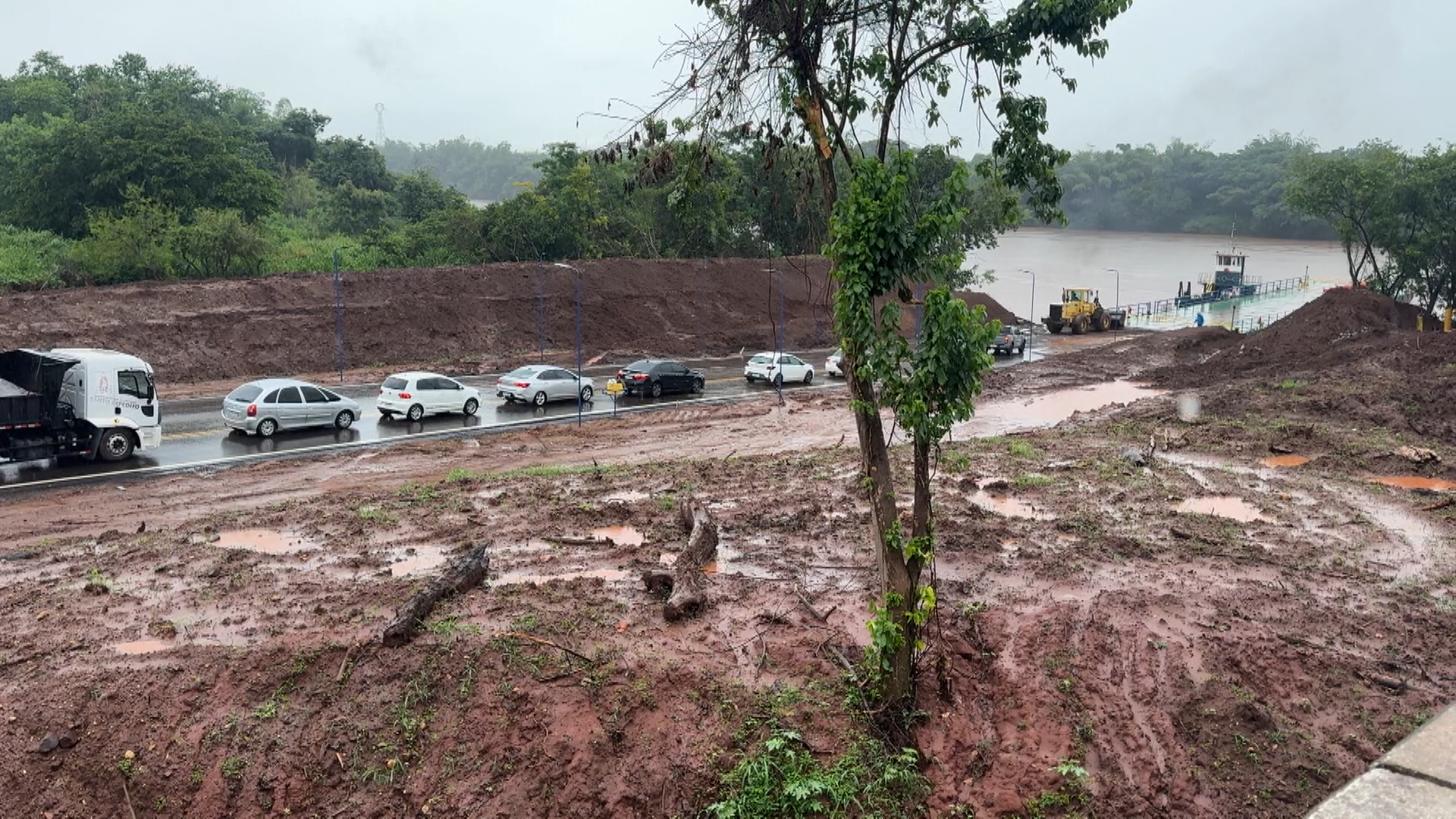 Travessia por balsa entre Terra Roxa e Francisco Alves muda rotina de ...